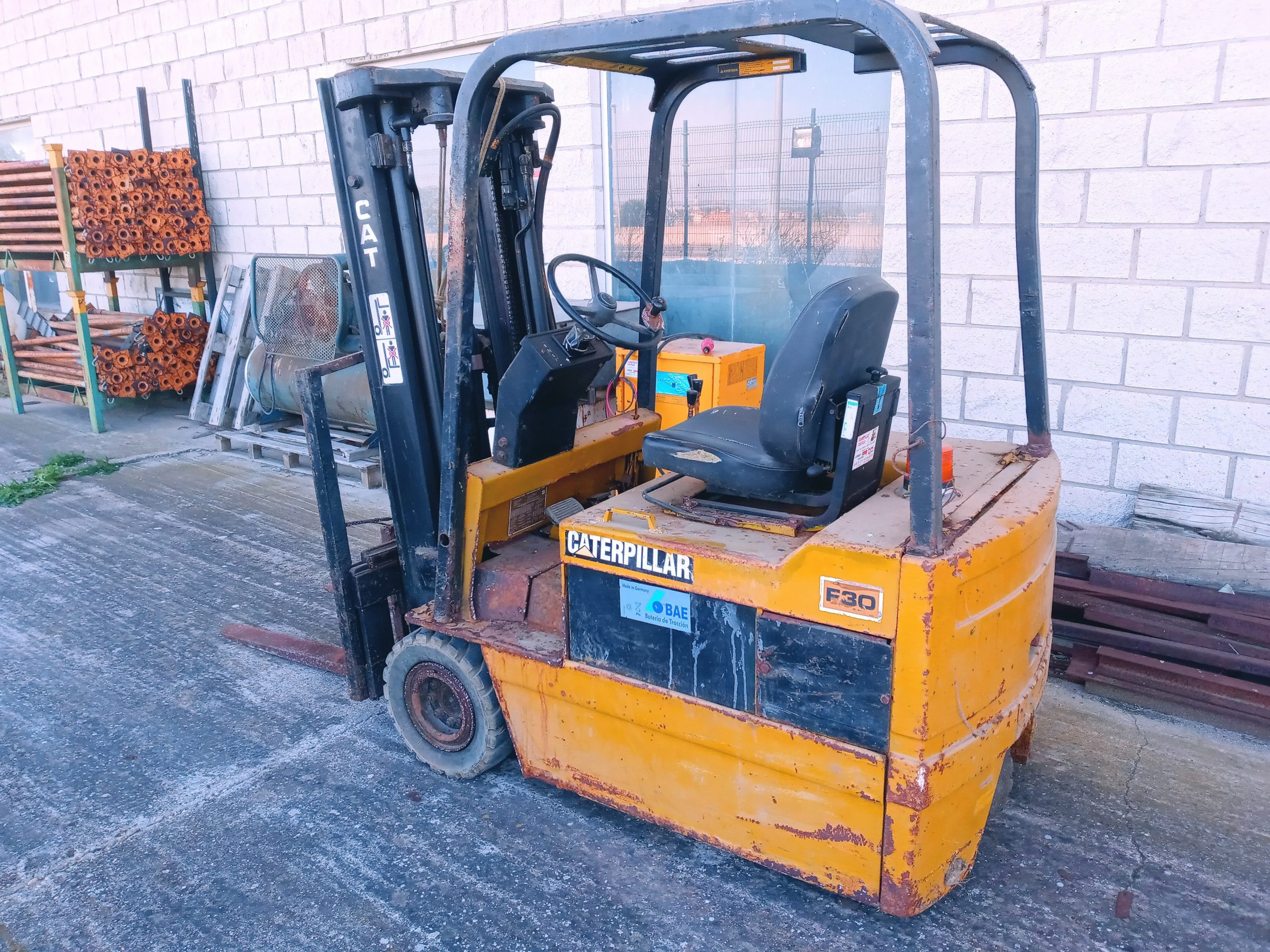 Caterpillar F30 - Desguace en Zamora, piezas y recambios
